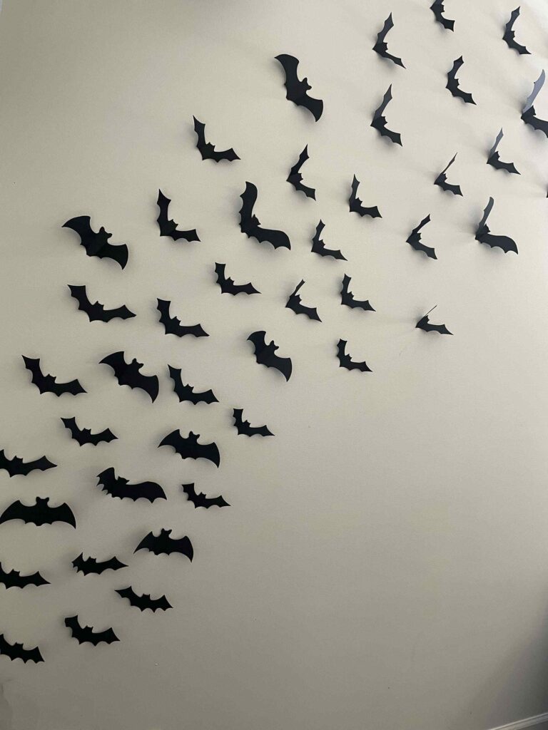 57 Spooky Halloween Bat Decor Ideas For Indoor & Outdoor Decorations ...