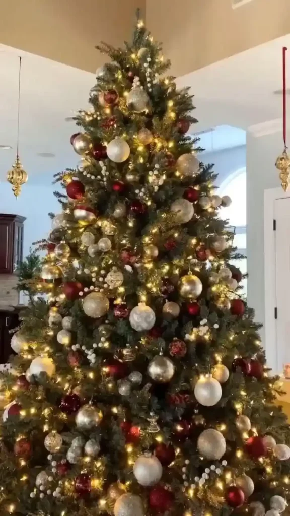 81 Gorgeous Flocked Christmas Tree Decorating Ideas For Every Style ...